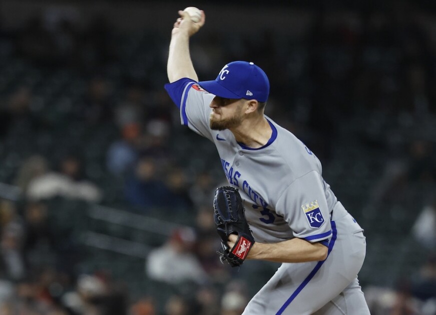 Dodgers sign new relief pitcher for road trip